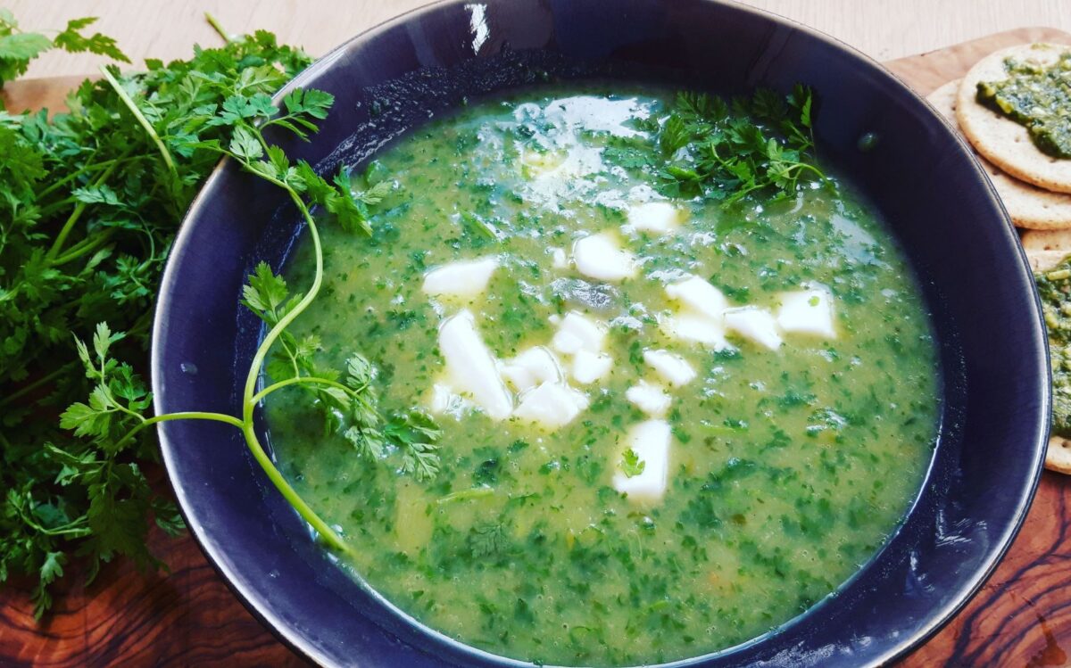 Kervelsoep met vegan feta - Mind Your Food